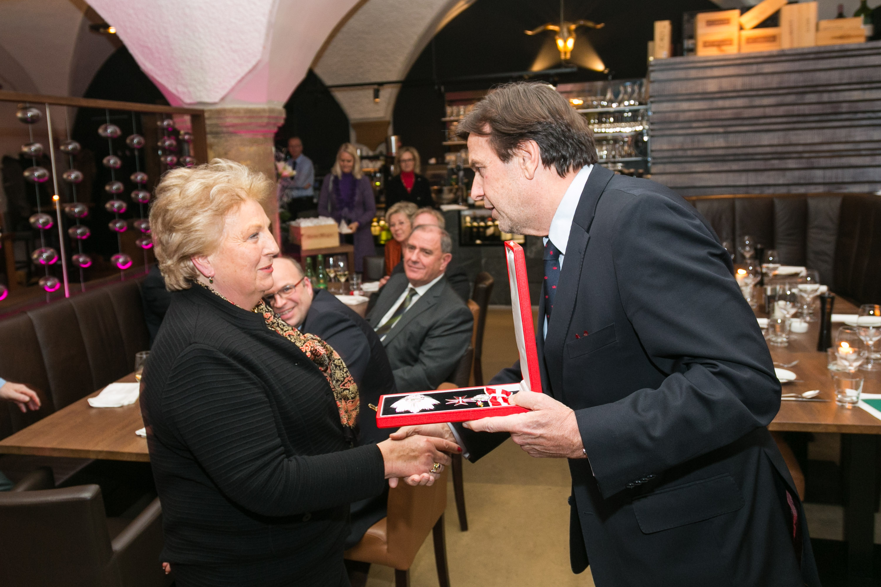 Hohes Bundesehrenzeichen für 2. Landtagspräsidentin a.D. Anna Rieder ...